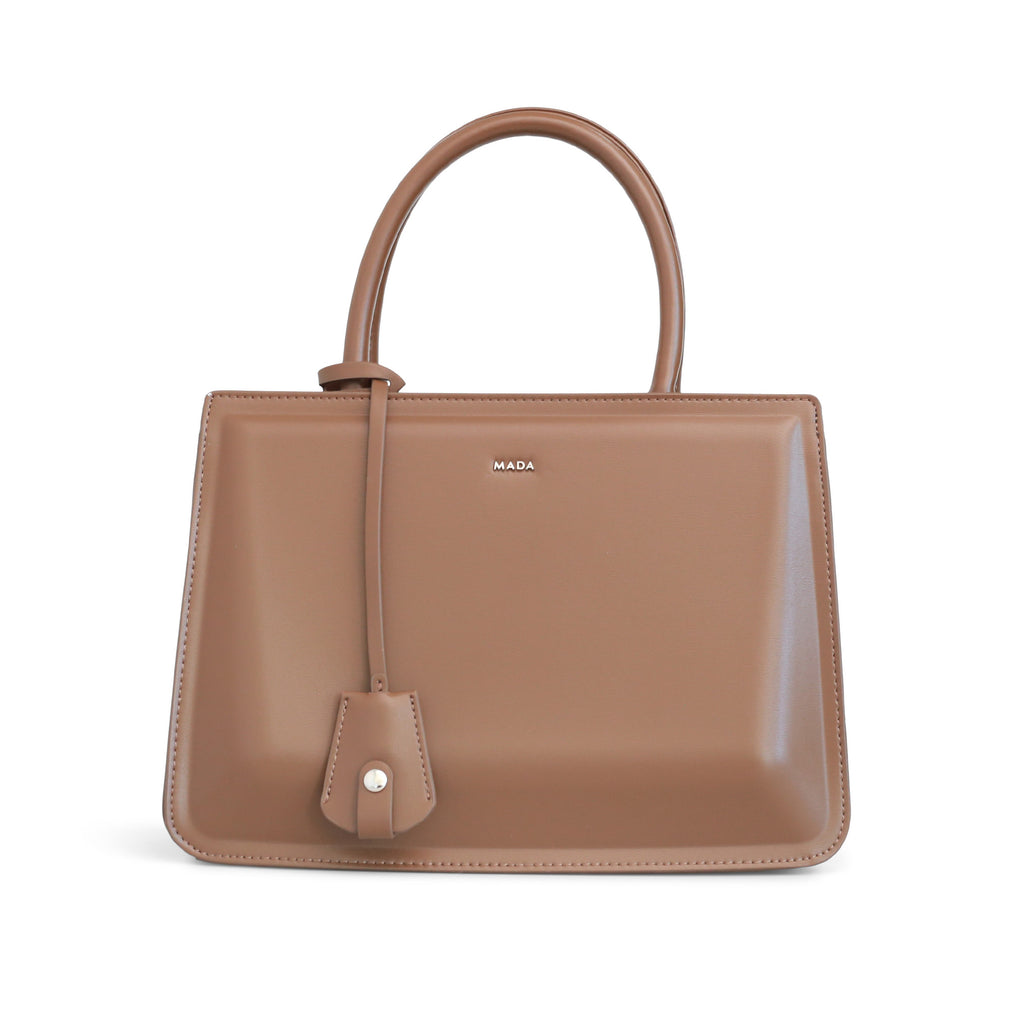 Bolsa satchel lisa AGATHA con doble asa y colgante decorativo – MADA